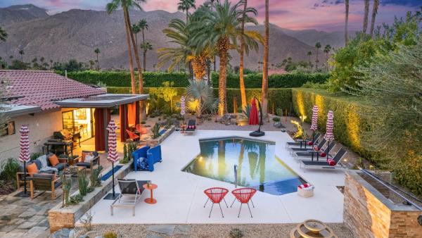 Design-forward Palm Springs Home W Saltwater Pool Lush Yard Multiple Outdoor Dining Areas Casa Papagayo By Avantstay - Palm Springs, CA