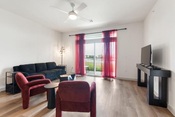 Large Lively Apt - San Marcos, TX