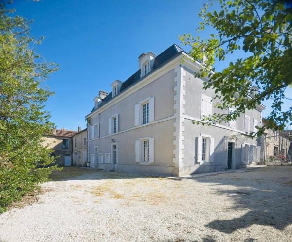 Demeure 13 Personnes Au Centre Ville De Ruffec - Charente