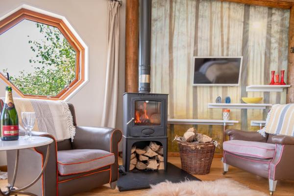 Saffir Luxury Eco Lodge, Log-fired Bath & Views - Aberaeron