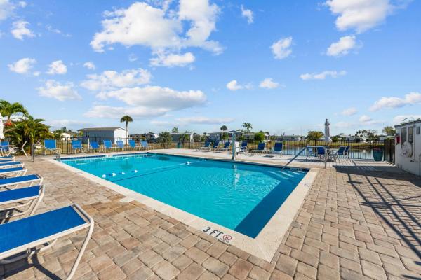 Sunshine-heated Pool-ft Myers Beach-pickleball! - Fort Myers, FL