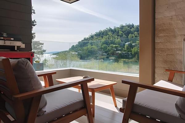 En Parque Pinares, Descanso En El Lago - Pucon