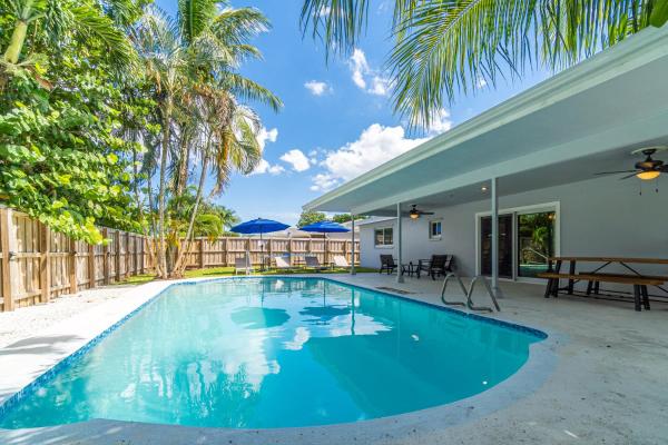 Fort Lauderdale Pool Home Ping-pong & Games - Fort Lauderdale, FL