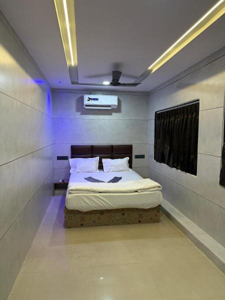 Hotel Castle Rooms - Surat