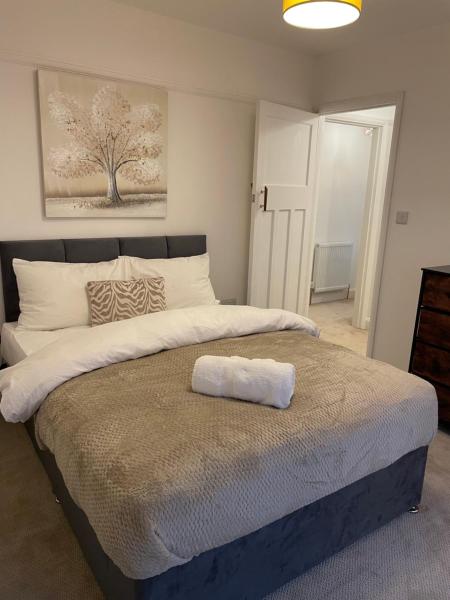 3x Double, 2x Bathrooms, Central & Parking - Lincoln