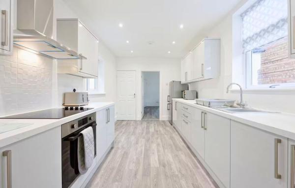 3 Bed House, Free Parking, Garden - Bolton