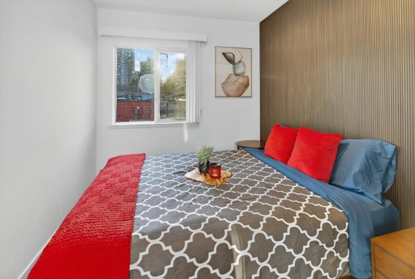 Charming Heritage-style 2-bedroom In The Heart Of The West End - North Vancouver