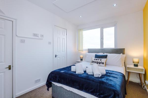 4br Bungalow 2 Baths Driveway Sleeps 7 Short And Long Term Stays - モールド