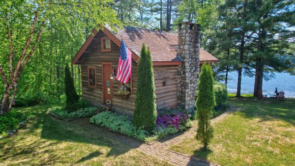 Authentic Maine Log Cabinlakefrontkayakspets - Maine