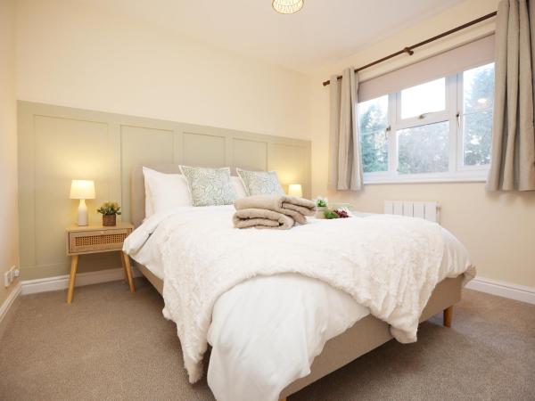 Orchard Place By N And N Stays, Perfect For Corporate, Contractor Teams And Families Visiting The Area, 3 Bed House With Private Parking, Semington Near Bath - Melksham