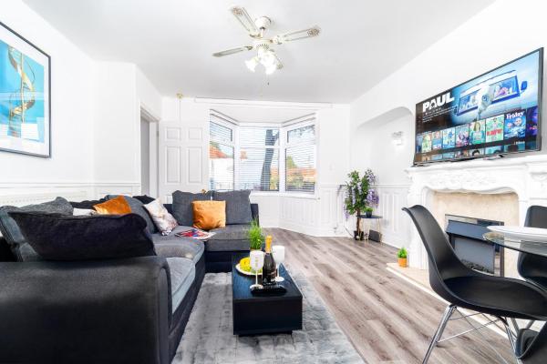 Stylish 3 Bed House - City Center - Near Nec & Birmingham Airport - Garden - Parking - Fast Wi-fi 83b -