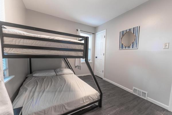 Six Beds Work Crews Families And Fishermen Welcome - Dearborn, MI