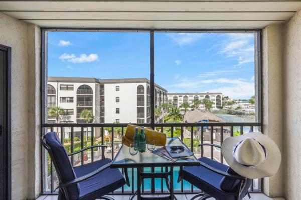 Pleasant Condo With Spectacular Views, Pools And Spas - Marco Island, FL