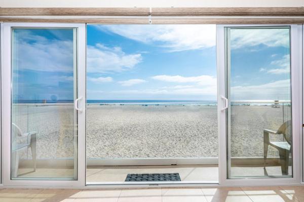 Affordable 5br Oceanfront Home With Pacific Views By Beachview Rentals - Newport Beach, CA