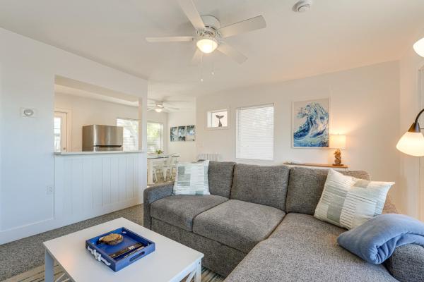 Walk To Sand And Sun! Breezy Indian Rocks Beach Home - Indian Rocks Beach, FL