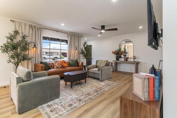 Modern Scottsdale Retreat With Private Jacuzzi 4 Bedrooms 2 Full Bath - Scottsdale, AZ