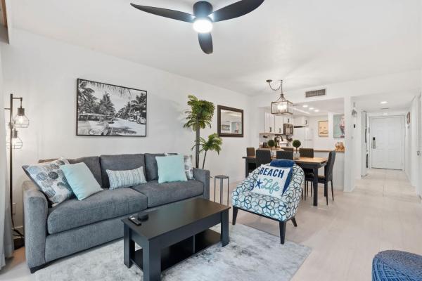 Lake And Fountain Views - Designer Furnished - Naples, FL