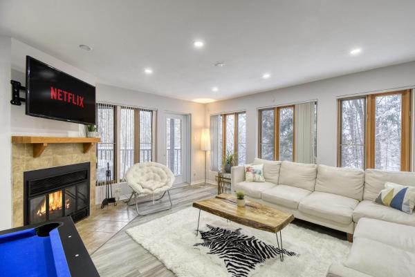 Pool Table - Elegance - Comfort - Le Chic Boreal - Mont-Tremblant