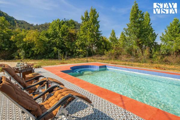 Stayvista At Villa M3 With Lawn & Pool - Chomu