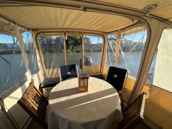 Bateau Gré - Sur Le Quai - Arles, France