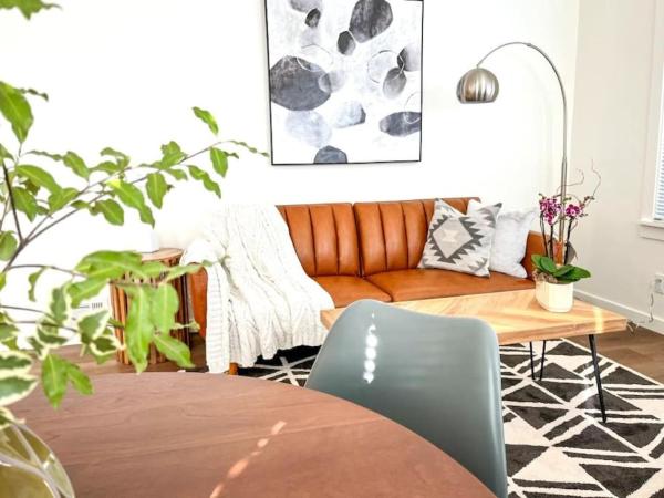 Cool And Classy Steps To Downtown - Mill Valley, CA