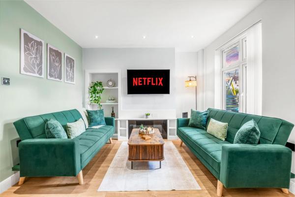 3 Bed & Sleeps 8, Free Parking - 15 Mins From Tottenham Stadium - London