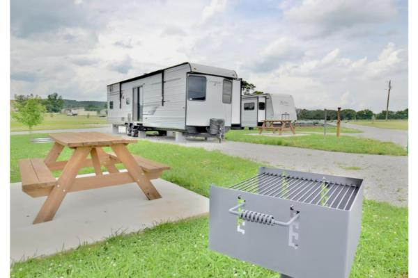 Mins From The Lake! Camper King Bed • Firepit - Watts Bar Lake, TN