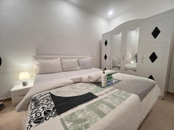 Chambre Moderne Ventilé Avec Douche Partagé A Yoff Virage N4 - Sénégal