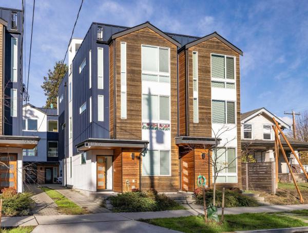 2022 Modern 3br Tesla Charger City Views - Seattle, WA