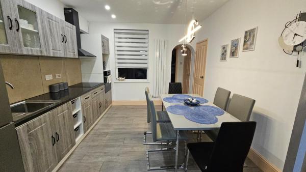 Jasmin's House, 3 Bedrooms, 2 Bathrooms - Northampton, UK