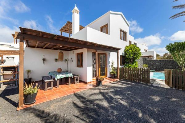 Villa Calma Pool Oasis & Volcano Views Bayside - Costa Teguise