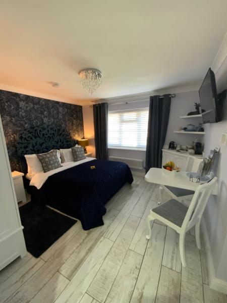 The Knightwood Oak A Luxury King Size Bed - En-suite Space - Lymington New Forest With Totally Private Entrance - Key Box Entry - Free Parking & Private Outdoor Seating Area - Town ,Shops , Pubs & Solent Way Walking Distance & Complimentary Breakfast - Milford on Sea