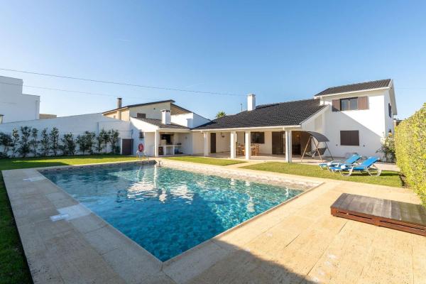 Stunning Poolside Home With Terrace By Hostwise - Esposende
