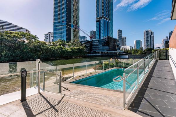 Pacific Fair 2br Beach Apartment With Pool And Parking - Broadbeach