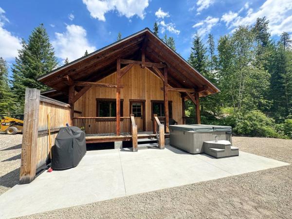 Mountaineer Creekside Cabin - Private Hot Tub -