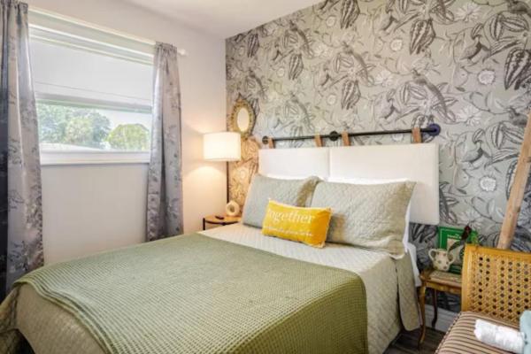 Central Tampa Business Ready Private Room Shared Spaces - Tampa