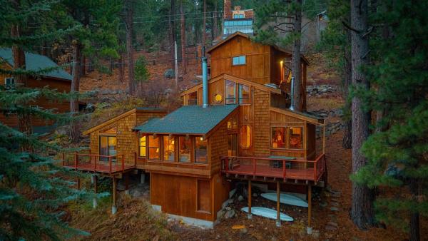 Cozy Donner Lake Cabin W Kayaks Forest Views Fireplace Quick Ski Resort Access Timberline Refuge By Avantstay - Truckee, CA