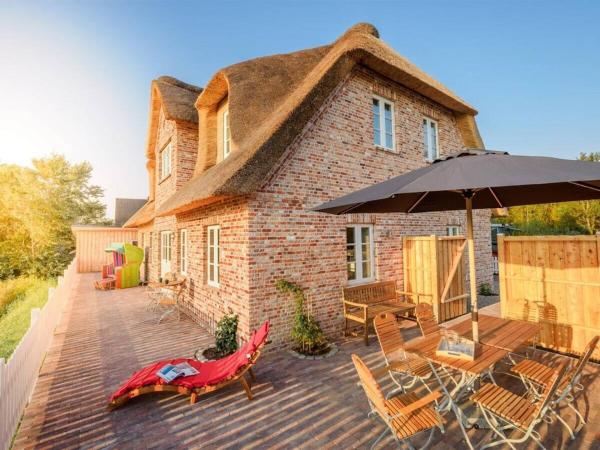 Pellworm Under Reeds - Pellworm