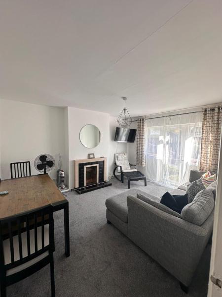 Entire 2 Bed Apartment - Up To 4 Guest - 10 Min From Station & Town Centre - Wokingham
