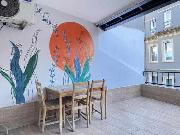 Stylish 2br Flat With Private Terrace Near Istikla - Istanbul