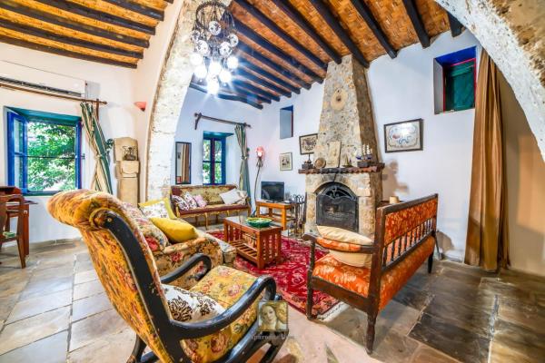 The Historical Cypriot House, Beautifully Renovated Traditional Stone House - ケリネイア