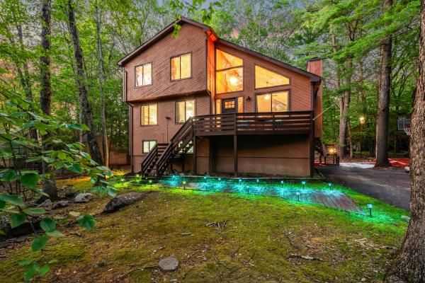 Azure Peaks Cozy Retreat - Tannersville, PA