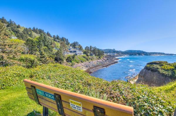 Whale Watch Crows Nest - Depoe Bay, OR