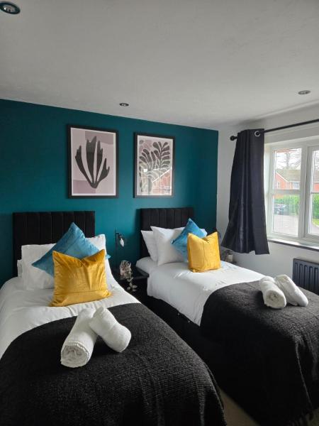 Silver Crest - Beautiful 4 Bedroom House - Free Private Parking - Business Professionals - Work Long Stays - Families - Free Wi-fi - Easy Access To City Centre And Motorways - Cotswolds