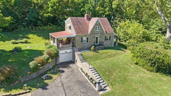 Riverside Storybook Cottage Sleeps 8-10 - Hidden Valley, IN