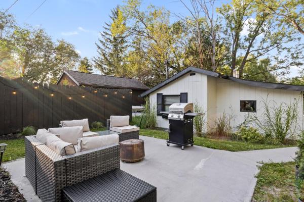 Beautiful Newly Renovated Home With King Bed & Lake Walkable - Finger Lakes, NY