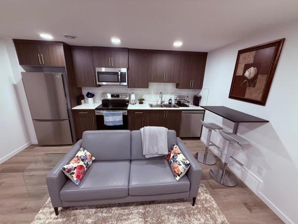 New & Modern Cozy Suite With Full Kitchen - 에드먼턴