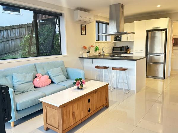 Fairview Heights Sunny Deck Retreat - Riverhead