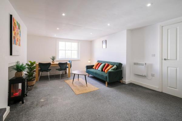 Spacious 2 Bedroom Apartment, Free Parking, Wifi - Gloucester