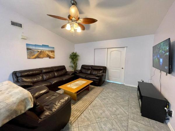 Room 2 - Cozy Queen, Backyard View (Private Bath) - Tampa, FL